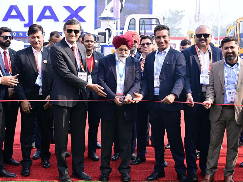 Bharat Mobility: Tata Hitachi Unveils CEV 5 SHINRAI Prime Backhoe and ...